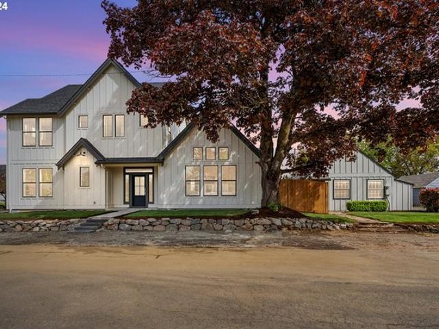 800 E 37th St, Vancouver, WA 98663