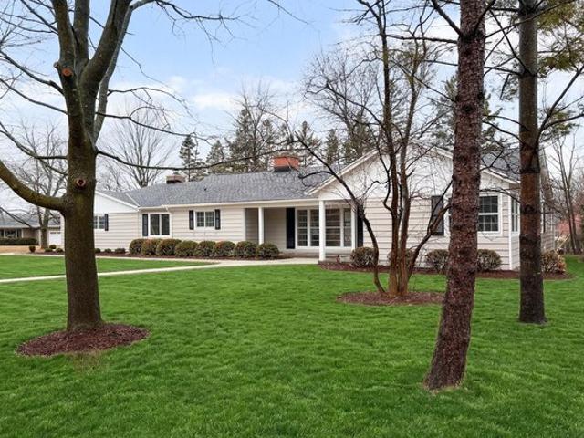 800 E Hermitage Rd, Bayside, WI 53217