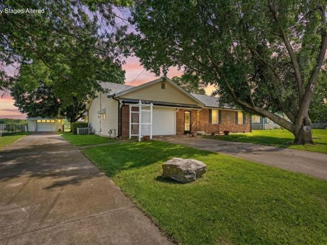 800 E Prairie Ln, Ash Grove, MO 65604