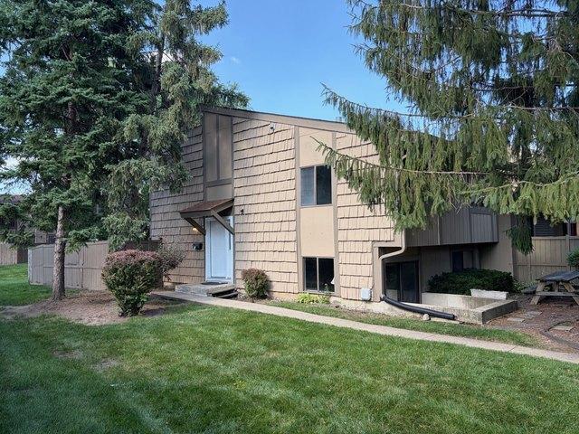 800 Oregon Trl, Roselle, IL 60172