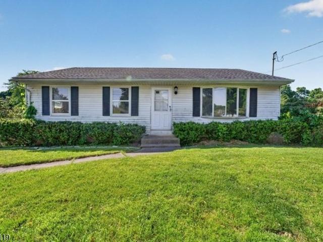 800 Lynda Rd, Lopatcong, NJ 08865