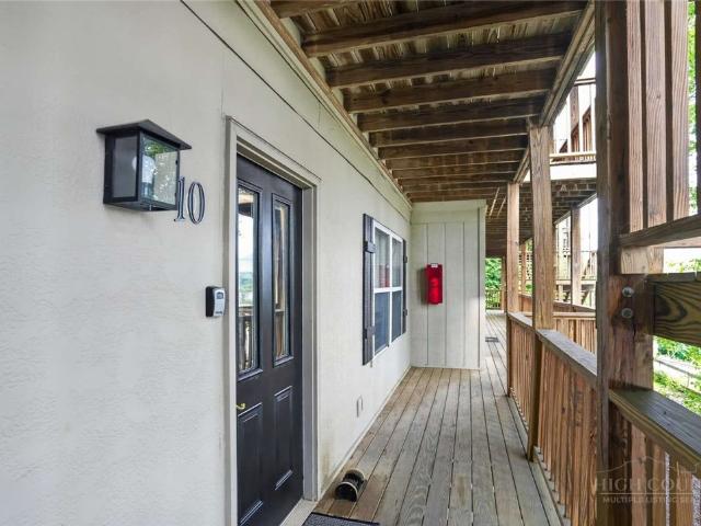 800 Meadowview Drive 10