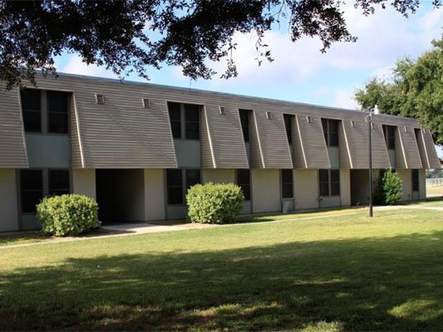 800 North State Highway 123, 3 beds, 1 full bath
