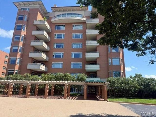 800 S Hanley Rd Apt 2B, Clayton, MO 63105