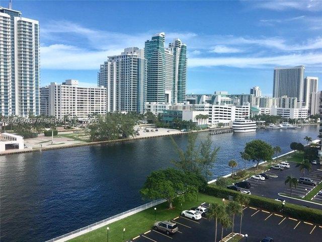 800 Parkview Dr Apt 1018, Hallandale Beach, FL 33009