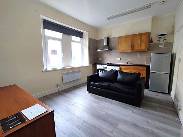 £800 PCM, Furnished One Bedroom Ground Floor Flat in North Luton Place, Adamsdown, Cardiff, CF24 0EU
