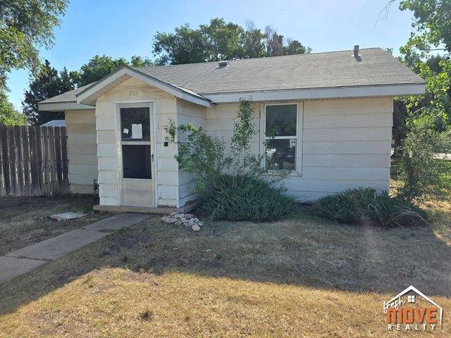 800 Quail St, Plains, KS 67896