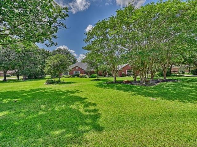 800 W Briarwood Dr, Brenham, TX 77833