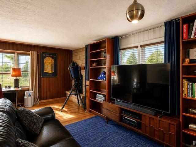 800 W Fairway Lane