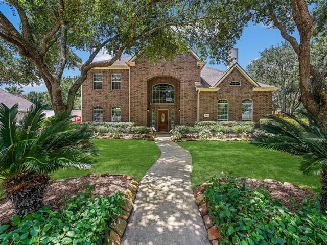 800 W Lake Cir, Friendswood, TX 77546