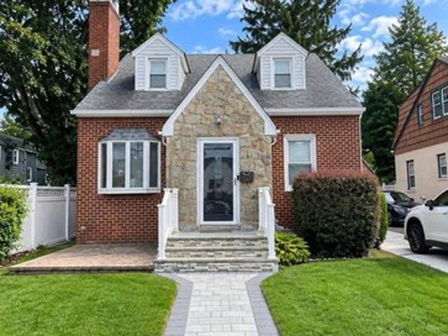 800 Wesley St, North Baldwin, NY 11510