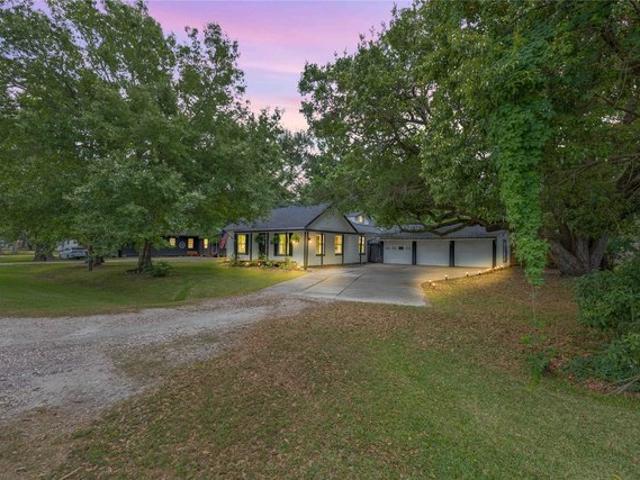 800 Trinity St, Anahuac, TX 77514