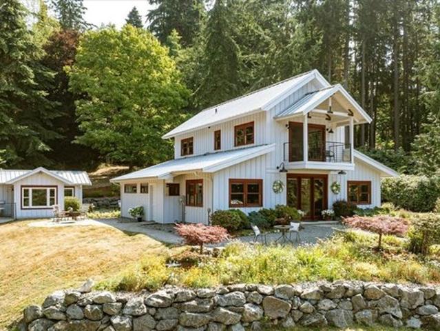 8015 Cultus Bay Rd, Clinton, WA 98236