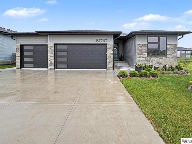 8010 Patrick Ave, Lincoln, NE 68516