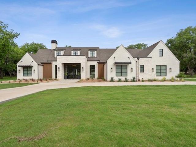 8013 W Landings Rd, Granbury, TX 76049