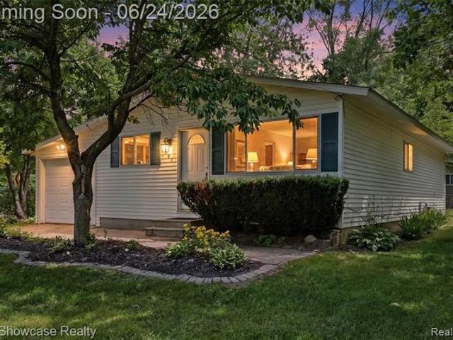 801 Farnsworth Rd, White Lake, MI 48386
