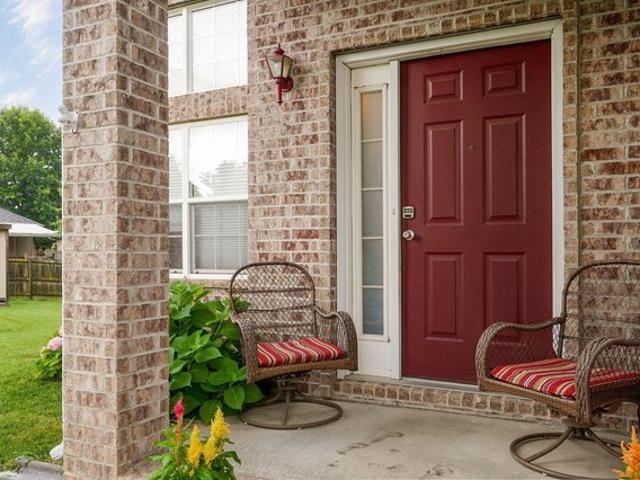 801 S Creekwood Ct, Nixa, MO 65714