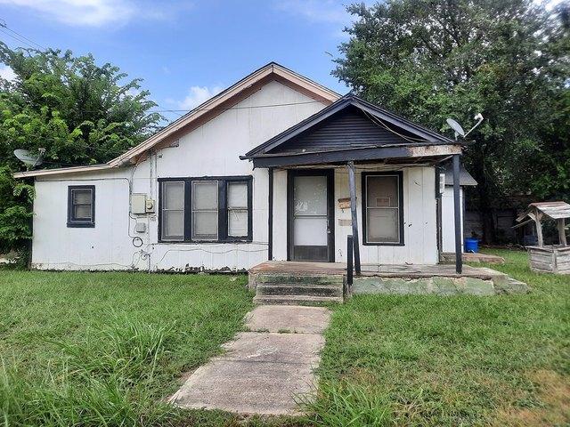 801 S Main St, Hallettsville, TX 77964