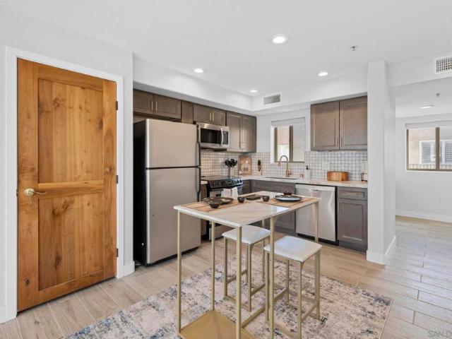 801 W Hawthorn St 409