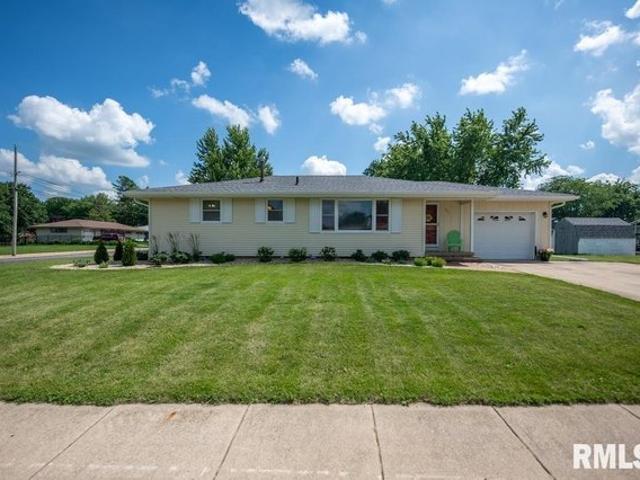 801 W Randolph St, Roanoke, IL 61561