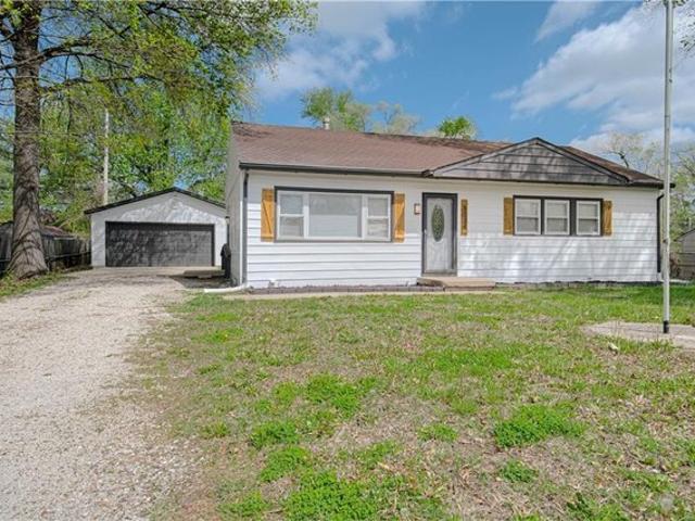 8024 Armstrong Ave, Kansas City, KS 66112