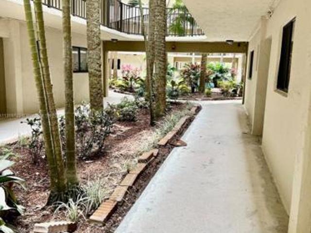 8025 107th Ave SW #203, Miami, FL 33173
