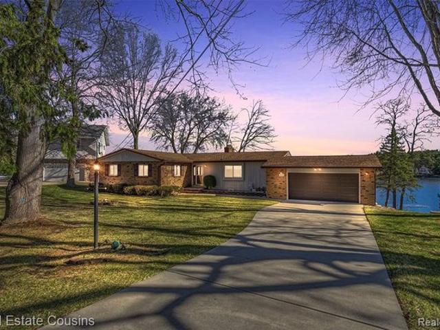 8028 Ore Knob Dr, Tyrone Township, MI 48430