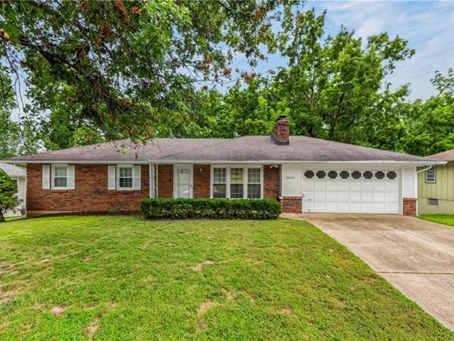8029 Yecker Ave, Kansas City, KS 66109