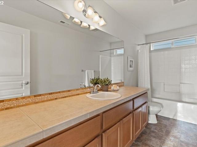 8020 NE 20th St, Vancouver, WA 98664