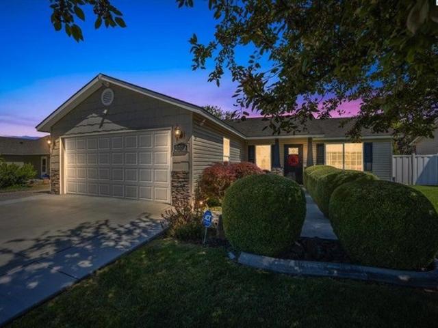 8021 Canyon Dr, Pasco, WA 99301