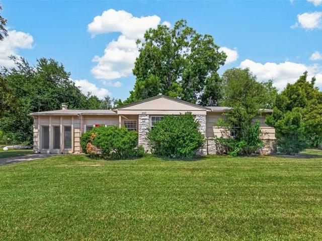 8022 White Ave, Hitchcock, TX 77563