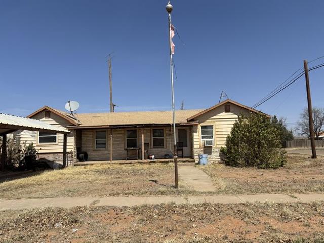 802 16th St, Seagraves, TX 79359