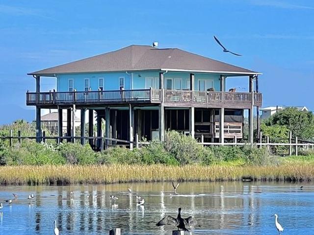 802 18th St, Port Bolivar, TX 77650