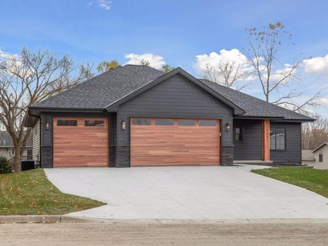 802 Dutton Dr, Ellendale, MN 56026