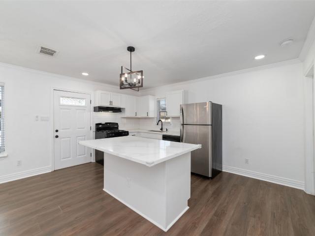 802 E 33rd Street