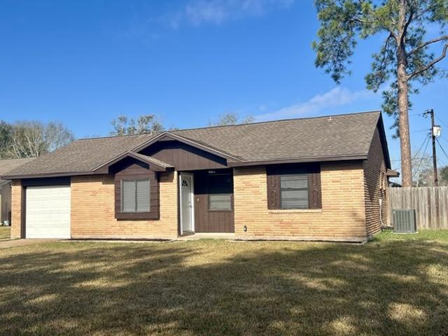 802 E Stadium Ct, Friendswood, TX 77546