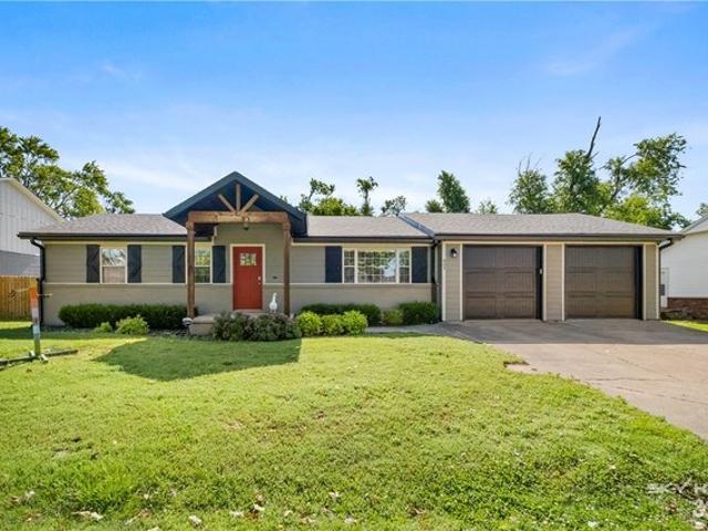802 NW J St, Bentonville, AR 72712