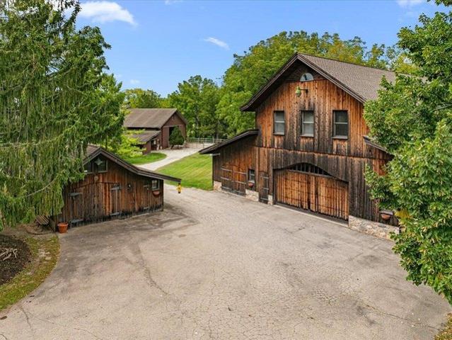802 S Teut Rd, Burlington, WI 53105