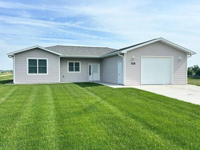 802 W 4th St, Laurel, NE 68745