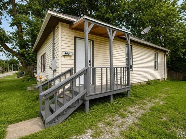 802 W 9th St, Johnston City, IL 62951