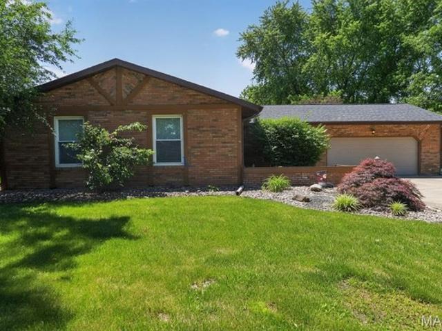 802 W Miller Dr, Staunton, IL 62088
