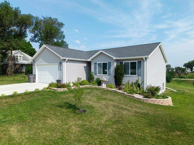 802 W Saline St, Blue Hill, NE 68930
