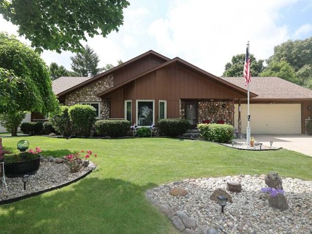 8035 Bruss Ln, Franklin, WI 53132
