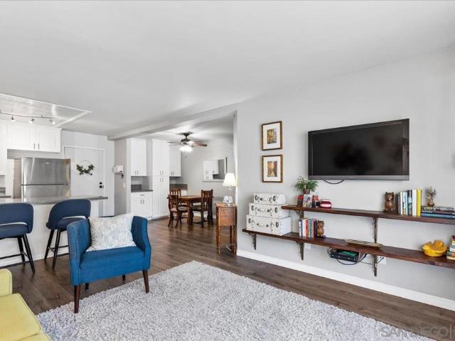 8036 Linda Vista 1P
