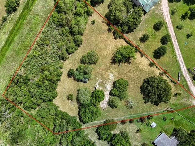 8037 Pesek Ln, Needville, TX 77461