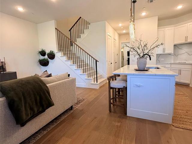 8032 Thomas Crossing