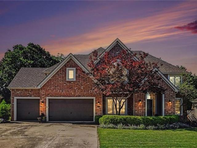 8033 Clearwater Dr, Parkville, MO 64152