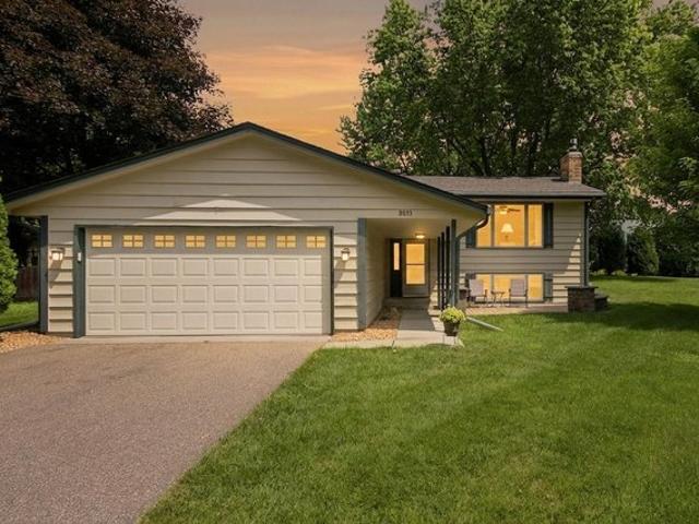 8033 Dakota Ln, Chanhassen, MN 55317