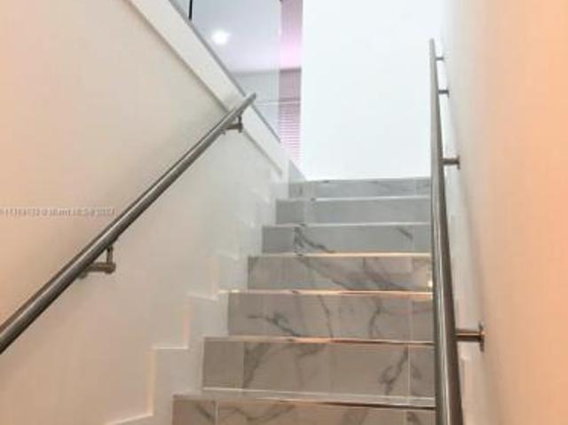 8033 Lake Dr #203, Doral, FL 33166
