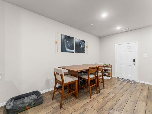 8033 Scanlan Oak